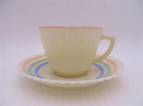 조가비상점 따뜻한 아이보리색을 띄면서 파스텔 밴드가 핸드페인팅된 맥베스 에반스의 컵앤소서 세트입니다 1930년대에 만들어진 제품으로 햇살이나 빛을 받으면 은은하게