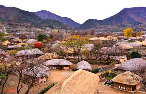 우리의 옛 생활상과 마을주택의 구조들을 잘 보존하고 있는 우리나라 대표적인 민속마을중에 제일 규모가 큰 낙안읍성의 정겹고 웬지 푸근하고 정감이 가는 마을과 초가집의 늦가을
