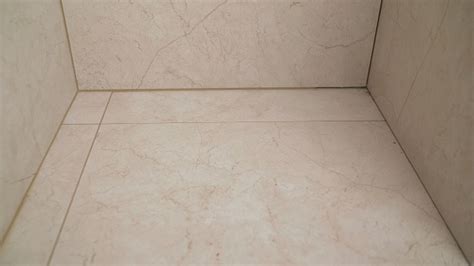 욕실에서 타일이 완성되었습니다 욕실에 타일링 개조 된 아파트에서 마무리 작업 욕실 타일의 설치 0명에 대한 스톡 사진 및 기타 이미지 Istock