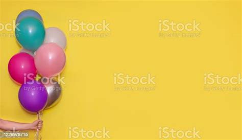 노란색 배경에 고립 된 화려한 헬륨 풍선을 들고 손을 휴일 개념입니다 텍스트의 공간을 복사합니다 배너 Film Festival에 대한 스톡 사진 및 기타 이미지 Istock