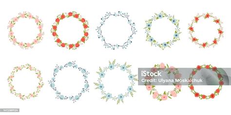 평면 디자인의 꽃 화환의 벡터 세트 봄 식물과 텍스트 템플릿의 컬렉션입니다 꽃 둥근 프레임은 공간을 복사합니다 분홍색 빨간색 녹색 및 파란색 색상의 꽃 화환 꽃 식물에 대한