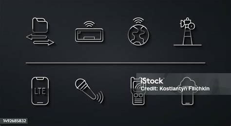 라인 전송 파일 Lte 네트워크 위성 접시 워키토키 무선 마이크 컴퓨터 키보드 클라우드 기술 데이터 및 글로벌 아이콘을 설정합니다 벡터 0명에 대한 스톡 벡터 아트 및 기타