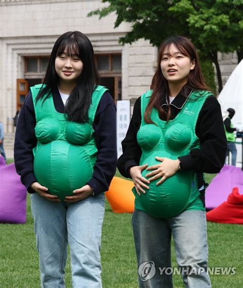 무거운 임산부 체험복 입은 시민들 연합뉴스