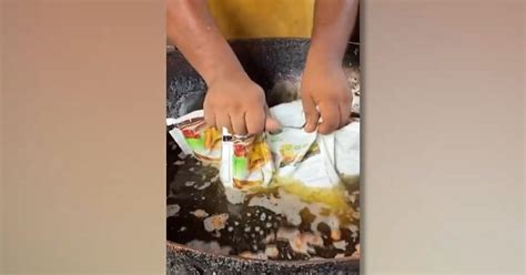 끓는 기름에 봉지째말문 막힌 인도 노점상 조리법