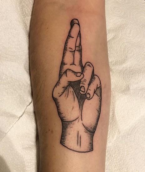 Tattoo • Значение тату Скрещенные пальцы