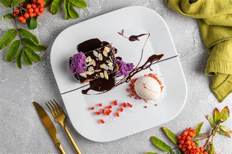 망고와 열정 과일 무스 케이크 화이트 플레이트와 박하 잎에 초콜릿 케이크 고립 거실에 대한 스톡 사진 및 기타 이미지 거실