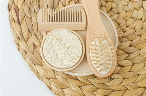 수세미 목욕 스폰지와 나무 헤어 브러시 친환경 세면도구 세트 자연 미용 치료 스킨 케어 또는 제로 폐기물 개념 평면도 복사 공간 Diy에 대한 스톡 사진 및 기타 이미지