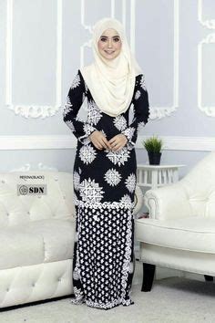 Awek Tudung Hitam Baju Kurung Putih