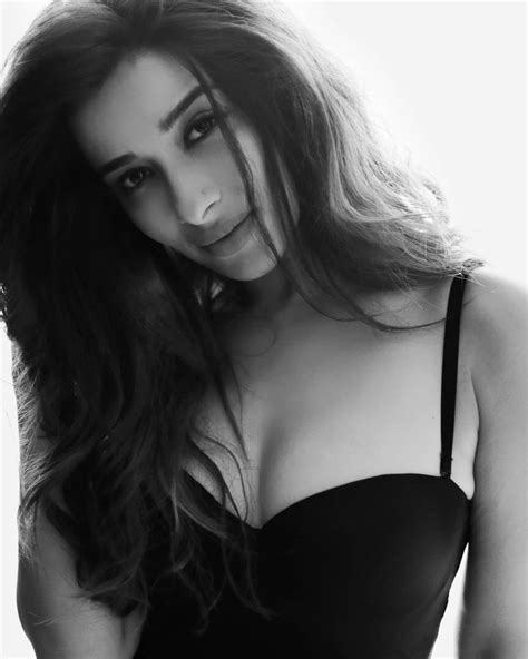 Sizzling Hot Nyra Banerjee TeluguBulletin Com