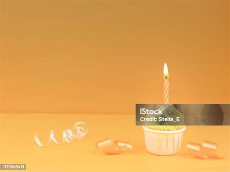 복사 공간 노란색 배경에 활 촛불과 달콤한 컵 케이크 생일 파티 개념 배경입니다 노랑에 대한 스톡 사진 및 기타 이미지 노랑