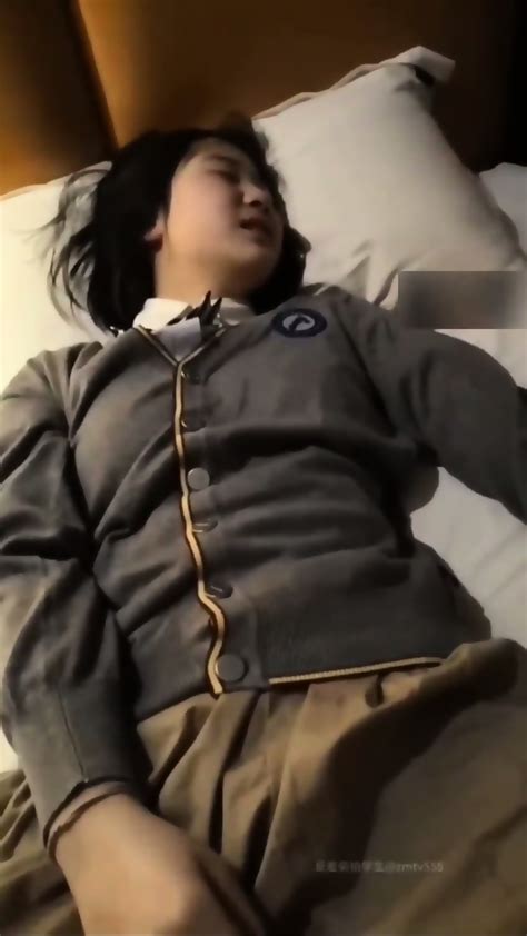 河南实验中学眼镜学妹 穿着校服激情做爱 骑乘位疯狂啪啪 满脸通红喘息不止 反差感爆棚！ مەكتەپ فورمىسى Eporner