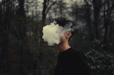 ~을 사용하여 곱슬머리 담배를 피우는 담배를 피우다 라이터 불을 켜다 사람 수직 쐈어 아프리카 머리카락 여성