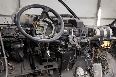 차량 수리 작업장에서 준비하는 동안 분해 된 대시 보드와 스티어링 휠에 대한 보기와 밴의 뒷면에자동차 인테리어 자동차 서비스 산업 0명에 대한 스톡 사진 및 기타 이미지