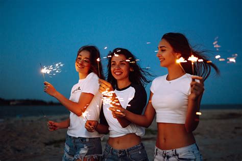 밤에 해변에서 스파클러를 들고 축하하는 세 명의 아름다운 소녀 다양에 대한 스톡 사진 및 기타 이미지 다양 단체 동슬라브족 Istock