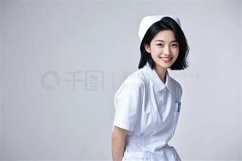 摄影图数字艺术 25岁女护士 双手叉腰阳光笑容 45度侧面 半身照医疗人像摄影图 Ai人像免费下载 1024像素 编号71171853 千图网
