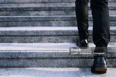 현대 도시에서 계단을 올라가고 성공 자라오르는 젊은 사업가의 다리를 닫는 한 사람 계단 계단에 대한 스톡 사진 및 기타 이미지