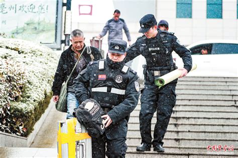 风雪中，温暖一路随行 中国警察网