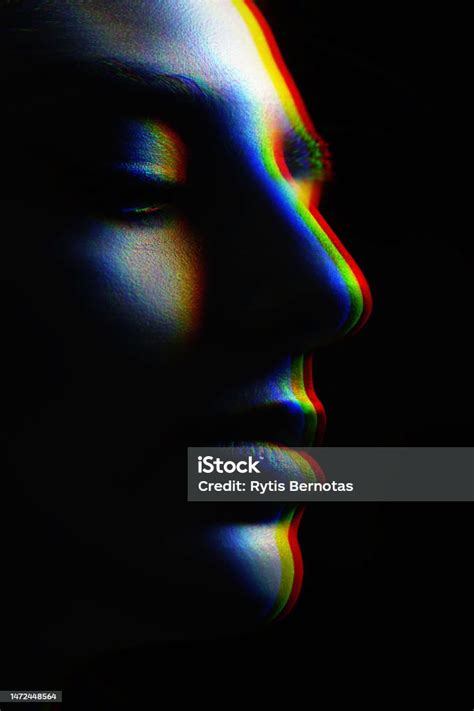 아름다운 여자 얼굴 실루엣 초상화는 Rgb 색상 분할 효과 스타일과 어두운 배경의 빛으로 조명됩니다 사람 얼굴에 대한 스톡 사진 및 기타 이미지 Istock