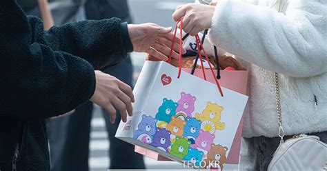 발렌타인데이 선물 주고 받는 연인들 포토