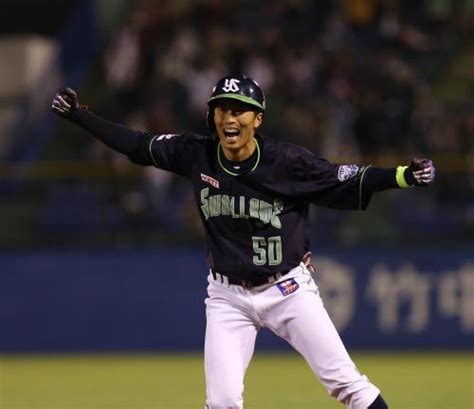 ＜ヤ・d＞12回2死三塁、上田はサヨナラ打を打ちガッツポーズ ― スポニチ Sponichi Annex 野球