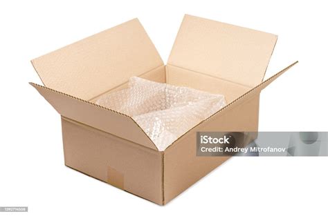 버블 랩이있는 열린 골판지 상자 깨지기 쉬운화물로 소포를 포장하는 개념 흰색에 고립되어 있습니다 갈색에 대한 스톡 사진 및 기타 이미지 Istock