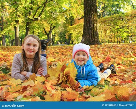Bambini Che Giocano Nel Parco Di Autunno Bambini In Sosta Fotografia
