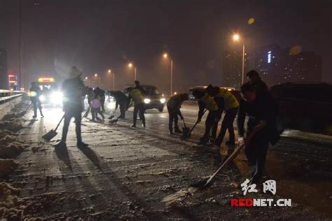 長沙城管浴雪奮戰 冰雪夜全力鏟雪除冰保暢通 每日頭條