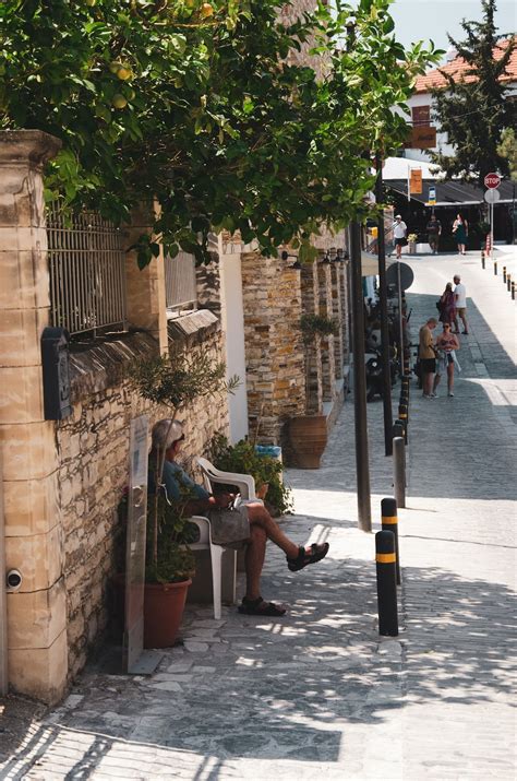 벤치에 앉아있는 사람 사진 Unsplash의 무료 키프로스 이미지