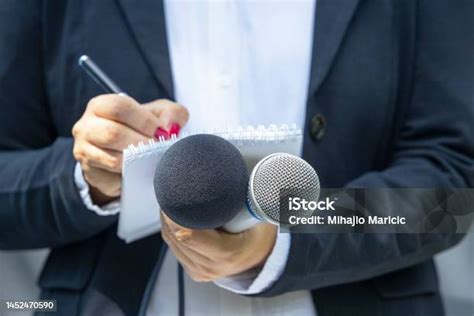 기자 회견이나 미디어 행사에서 마이크를 들고 뉴스를 쓰는 여성 기자 매스컴에 대한 스톡 사진 및 기타 이미지 매스컴 언론인