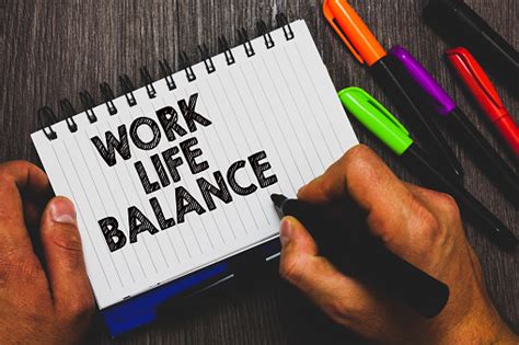 단어 쓰기 텍스트 직장 생활의 균형 작업 또는 가족과 여가 손 잡고 펜 및 종이 사이의 시간의 부문에 대 한 비즈니스 개념 스케치 거짓말 근처 단어 일부 펜 우 책상에