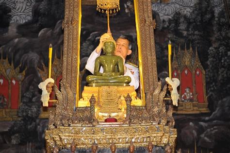 เปลี่ยนเครื่องทรงฤดูหนาวพระแก้วมรกต