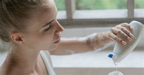 스킨케어 개념 목욕을 하고 스폰지에 샤워 젤을 붓고 거품 비누 물에 누워 아침 일상적인 절차를 즐기는 젊은 성인 소녀의 수직 사진 사진 Unsplash의 인도네시아 이미지