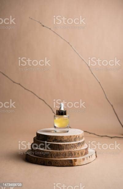 천연 에센셜 오일 또는 세럼에 갈색 유리 병에 나무 연단에 대체 의학 뷰티 스킨 케어 제품 공간을 복사합니다 중립 배경 0명에 대한 스톡 사진 및 기타 이미지 Istock