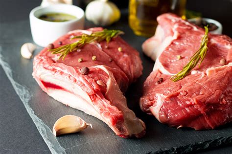 생 신선한 고기 쇠고기와 돼지 고기 스테이크 리브 아이 로즈마리 후추와 소금 소금과 향신료를 곁들인 대리석 쇠고기 커틀릿 고기에 대한 스톡 사진 및 기타 이미지 Istock