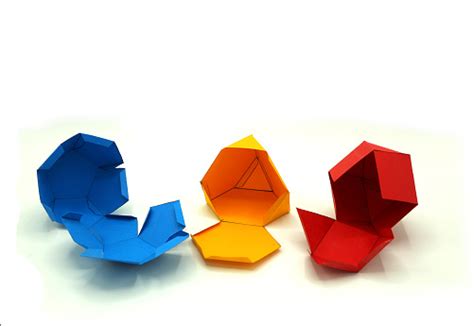 기하학적 모양은 파란색 종이에서 잘라 흰색 배경에 촬영 도데카헤드론 접을 수 있는 2d 형상은 3d 형상 또는 솔리드를 형성합니다 12면체에 대한 스톡 사진 및 기타 이미지