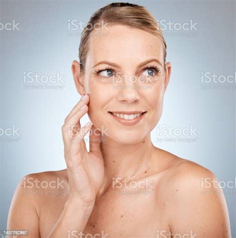 회색 스튜디오 배경에 대한 얼굴 스킨케어 화장품 또는 치료를 위한 여성 아름다움과 미소 행복한 여성 모델 얼굴은 모형에 완벽한