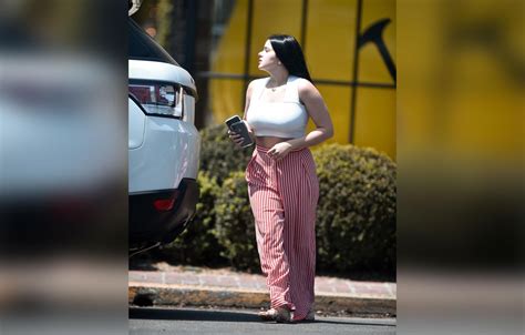 PICS Ariel Winter Bares Midriff During Solo Shopping Trip