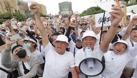 郭台铭烈日下领衔高喊，台湾数万人集会发出怒吼：换掉民进党司法活动民众