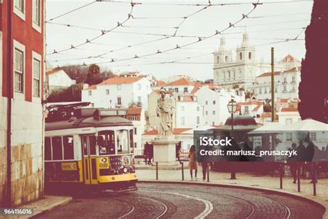 여름 날에 리스본 포르투갈 리스본의 시내 중심에 빈티지 트램 거리에 대한 스톡 사진 및 기타 이미지 거리 건물 외관 건축 Istock