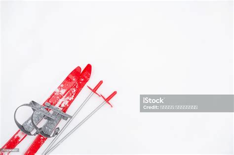 스틱이있는 어린이 빨간색 스키 눈 속에서 레이아웃 어린이 겨울 스포츠 야외 활동 가족의 즐거움 흰색 자연 서리가 내린 배경 공간을 복사합니다 가족에 대한 스톡 사진 및 기타