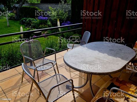 잔디밭이 있는 공원 주변에 노란 파란색 보라색과 흰색의 건조한 구성으로 하얀 꽃과 노란 다년생과 현자의 자라난 다년생 식물이 있는 화단 0명에 대한 스톡 사진 및 기타