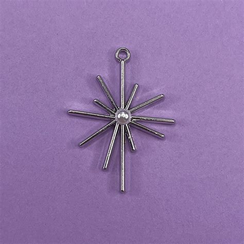 Dije De Metal Plateado Estrella Con Perlita 42 X 31 X 7 Mm