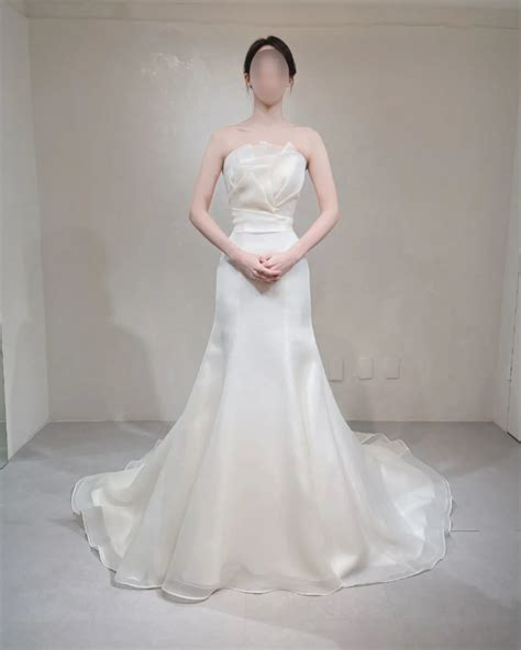 마리에제이 헤브드라마리에 Marieej 𝑭𝒐𝒓 𝒕𝒉𝒆 𝒑𝒓𝒆𝒄𝒊𝒐𝒖𝒔 𝒚𝒐𝒖 𝒘𝒊𝒕𝒉 𝑴𝒂𝒓𝒊𝒆𝒆 𝑱 심플한 오프숄더 디자인과 매끄러운 실루엣이 조화를 이루어