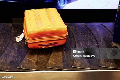 공항 수하물 캐러셀에 도착하는 수하물 중 밝은 주황색 여행 가방 여행 가방에 대한 스톡 사진 및 기타 이미지 여행 가방 여행 주제 컨베이어 벨트 Istock