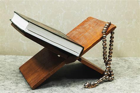 나무 받침대와 묵주에 꾸란 책 행복하고 거룩한 라마단 무슬림 금식의 달 0명에 대한 스톡 사진 및 기타 이미지 0명 Eid Mubarak Ramadan Kareem