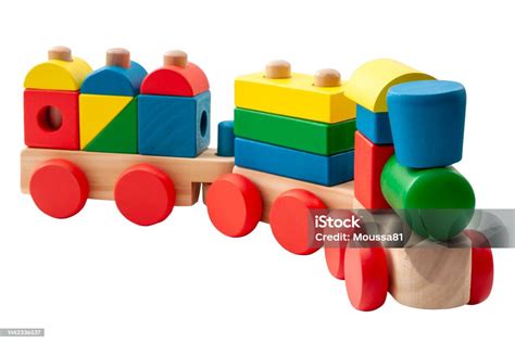 흰색 배경에 격리된 여러 모양의 블록으로 만들어진 빈티지 장난감 기차 모델 어린 시절 발달 미니멀한 향수를 불러일으키는 장난감 및 교육용 놀이 시간을 위한 클리핑 경로