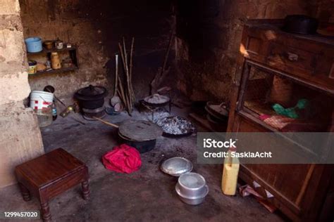 난로와 난로가있는 아프리카 주방 인테리어 겸손한 빈티지 스타일의 가난한 부엌 냄비와 기구의 인테리어는 땅에 누워 아프리카 마을에서 실제 생활 겸손한 부엌 빈곤에 대한 스톡