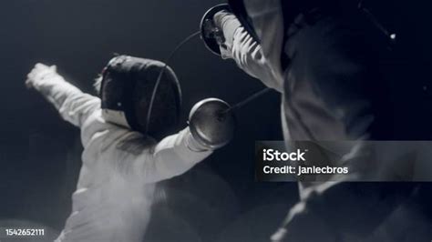 두 명의 프로 펜싱 선수가 전투에서 충돌합니다 공격적으로 전진 18 19세에 대한 스톡 사진 및 기타 이미지 18 19세 1위 2명 Istock