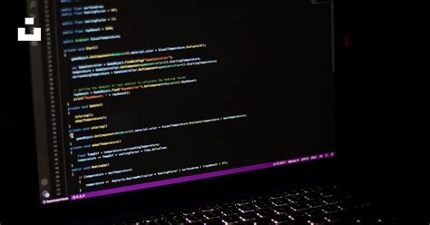 책상 위에 앉아 있는 노트북 컴퓨터 사진 Unsplash의 무료 랩톱 이미지