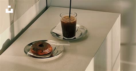 접시에 커피 한 잔과 숟가락 사진 Unsplash의 무료 갈색 이미지